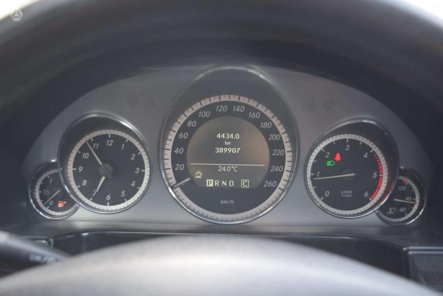 Red Mercedes-Benz E 220 2009 in Vilnius, with an engine capacity of 2.15 L and mileage of 390 thousand km for 4550 €, photo 13 on AUTOMOTO.COM.LV