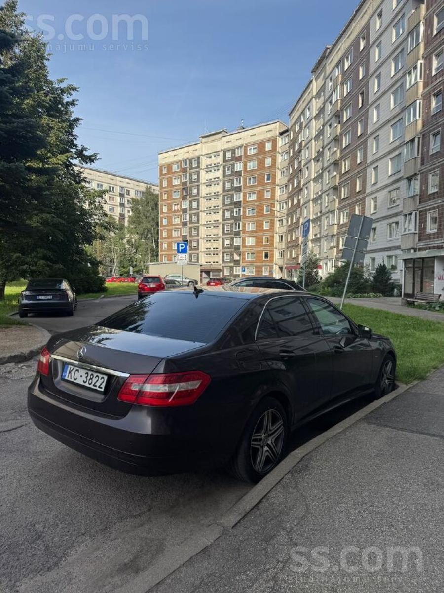 Красный Мерседес E 220 2009 в Рига, объемом двигателя 2.20 л и пробегом 335 тыс. км за 6350 €, фото 1 на AUTOMOTO.COM.LV