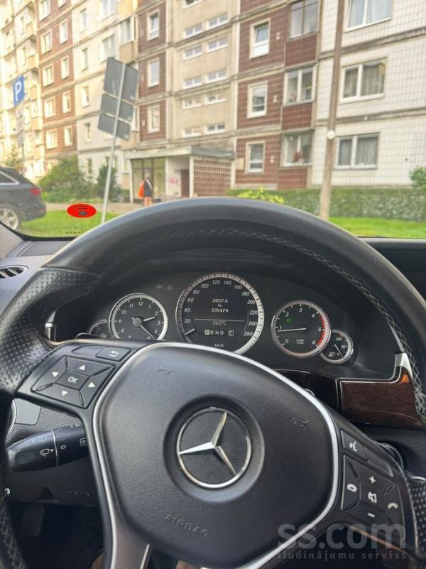 Red Mercedes-Benz E 220 2009 in Riga, with an engine capacity of 2.20 L and mileage of 335 thousand km for 6350 €, photo 8 on AUTOMOTO.COM.LV