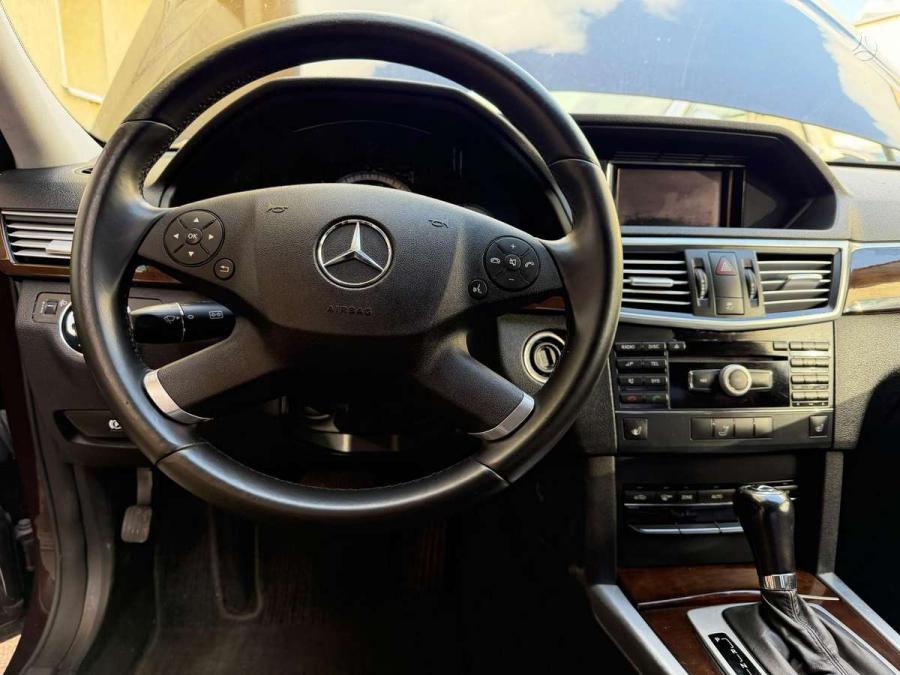 Красный Мерседес E 220 2009 в Мариямполе, объемом двигателя 2.14 л и пробегом 248 тыс. км за 3550 €, фото 15 на AUTOMOTO.COM.LV