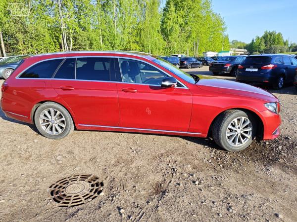 Красный Мерседес E 220 2017 в Каунас, объемом двигателя 2.00 л и пробегом 365 тыс. км за 9655 €, фото 2 на AUTOMOTO.COM.LV
