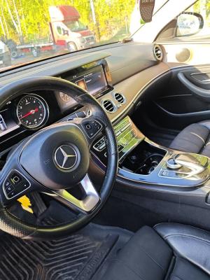 Red Mercedes-Benz E 220 2017 in Kaunas, with an engine capacity of 2.00 L and mileage of 365 thousand km for 9655 €, photo 7 on AUTOMOTO.COM.LV