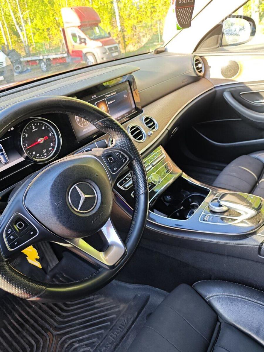 Red Mercedes-Benz E 220 2017 in Kaunas, with an engine capacity of 2.00 L and mileage of 365 thousand km for 9655 €, photo 7 on AUTOMOTO.COM.LV