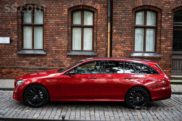 Red Mercedes-Benz E 220 2017 in Riga, with an engine capacity of 2.00 L and mileage of 254 thousand km for 18950 €, photo 3 on AUTOMOTO.COM.LV
