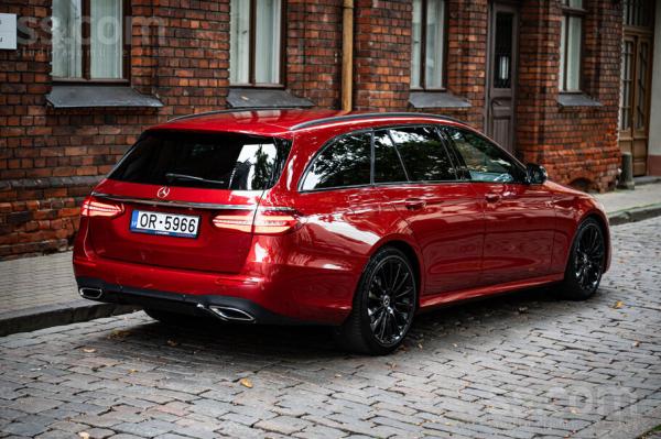 Red Mercedes-Benz E 220 2017 in Riga, with an engine capacity of 2.00 L and mileage of 254 thousand km for 18950 €, photo 5 on AUTOMOTO.COM.LV