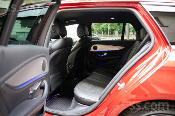 Red Mercedes-Benz E 220 2017 in Riga, with an engine capacity of 2.00 L and mileage of 254 thousand km for 18950 €, photo 9 on AUTOMOTO.COM.LV