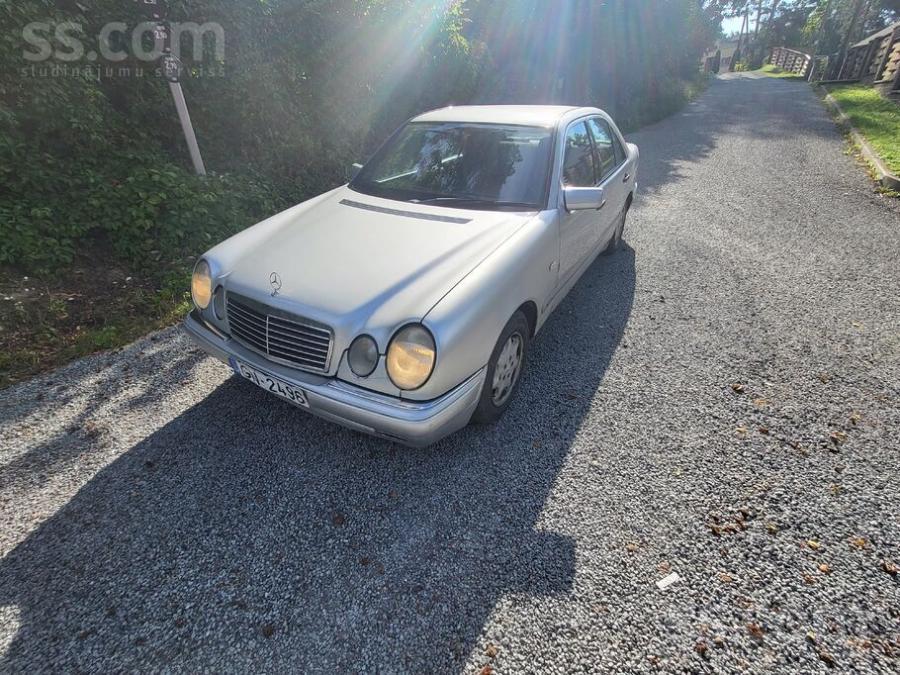 Mercedes-Benz E 220 1996 in Riga, with an engine capacity of 2.20 L and mileage of 299 thousand km for 650 €, photo 3 on AUTOMOTO.COM.LV
