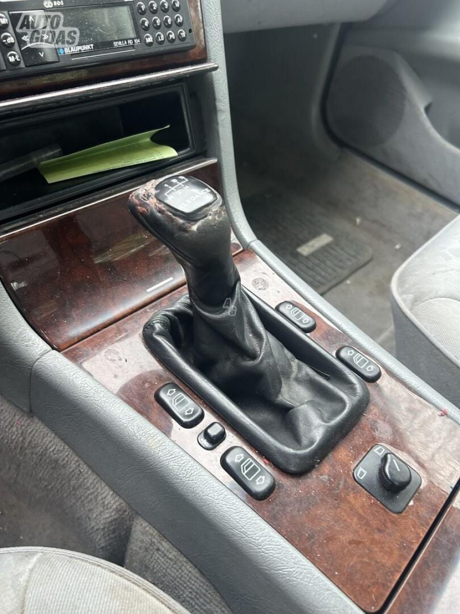 Mercedes-Benz E 220 1996 in Elektrenai, with an engine capacity of 2.20 L and mileage of 380 thousand km for 999 €, photo 3 on AUTOMOTO.COM.LV
