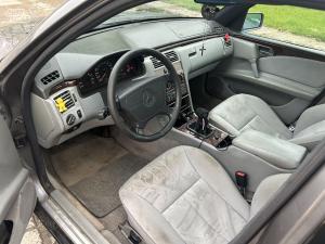Mercedes-Benz E 220 1996 in Elektrenai, with an engine capacity of 2.20 L and mileage of 380 thousand km for 999 €, photo 4 on AUTOMOTO.COM.LV