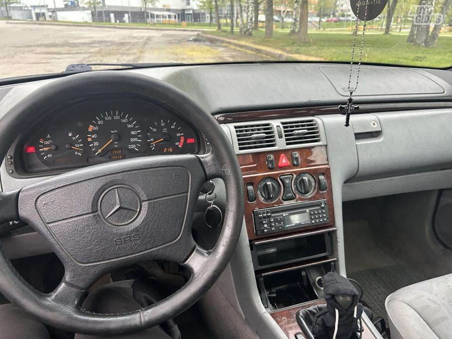 Mercedes-Benz E 220 1996 in Elektrenai, with an engine capacity of 2.20 L and mileage of 380 thousand km for 999 €, photo 9 on AUTOMOTO.COM.LV