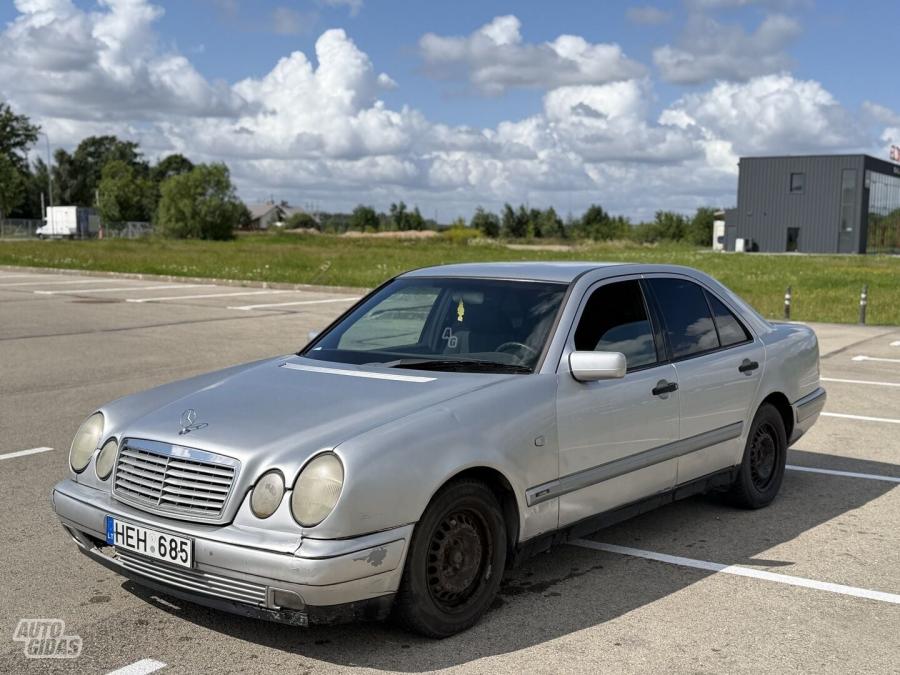 Мерседес E 220 1997 в Паневежис, объемом двигателя 2.20 л и пробегом 265 тыс. км за 650 €, фото 1 на AUTOMOTO.COM.LV