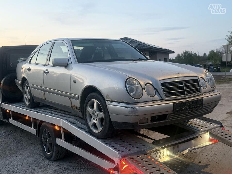 Mercedes-Benz E 220 2000 in Siauliai, with an engine capacity of 2.20 L and mileage of 287 thousand km for 700 €, photo 3 on AUTOMOTO.COM.LV