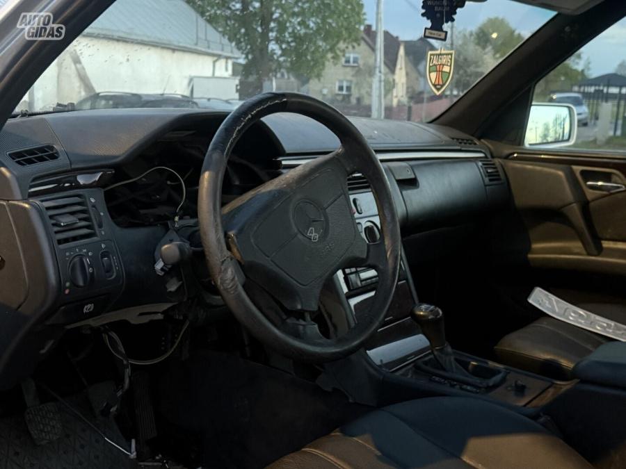 Mercedes-Benz E 220 2000 in Siauliai, with an engine capacity of 2.20 L and mileage of 287 thousand km for 700 €, photo 5 on AUTOMOTO.COM.LV