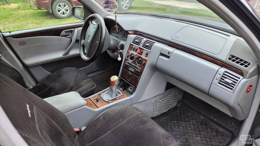 Mercedes-Benz E 220 2000 Marijampole, ar dzinēja tilpumu 2.20 L un nobraukumu 321 tūkst. km par 1200 €, foto 8 vietnē AUTOMOTO.COM.LV