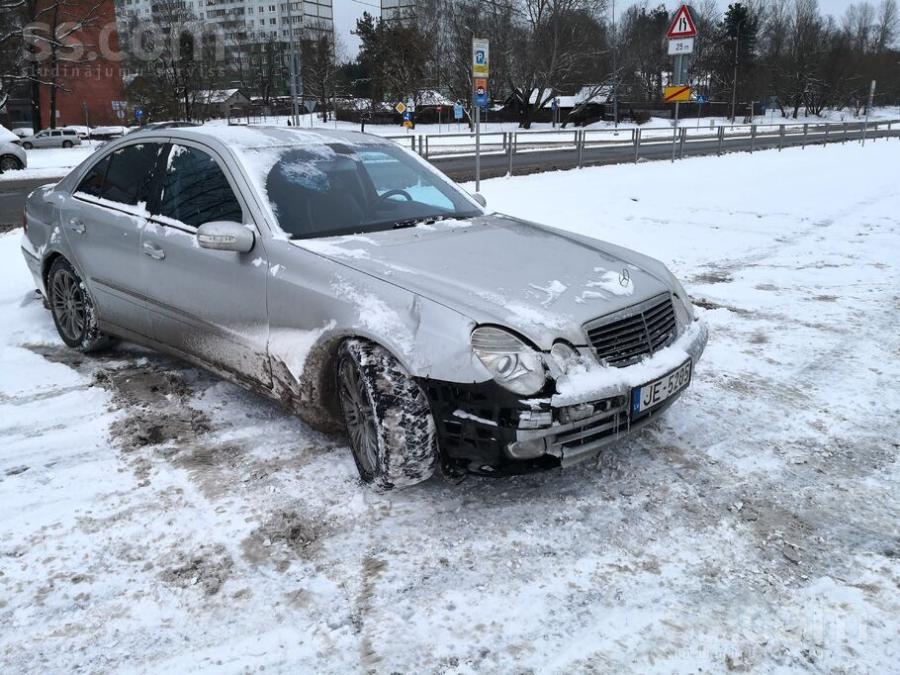 Mercedes-Benz E 220 2003 in Riga, with an engine capacity of 2.20 L and mileage of 360 thousand km for 1500 €, photo 4 on AUTOMOTO.COM.LV