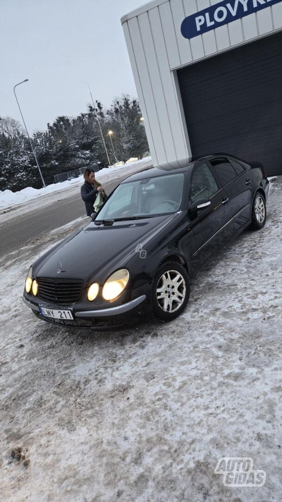 Mercedes-Benz E 220 2004 in Prienai, with an engine capacity of 2.20 L and mileage of 422 thousand km for 1700 €, photo 4 on AUTOMOTO.COM.LV