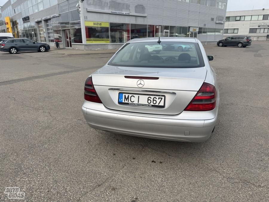 Mercedes-Benz E 220 2004 Viļņa, ar dzinēja tilpumu 2.20 L un nobraukumu 317 tūkst. km par 2350 €, foto 9 vietnē AUTOMOTO.COM.LV