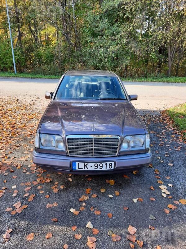 Violet Mercedes-Benz E 220 1993 in Riga, with an engine capacity of 2.20 L and mileage of 223 thousand km for 5400 €, photo 1 on AUTOMOTO.COM.LV