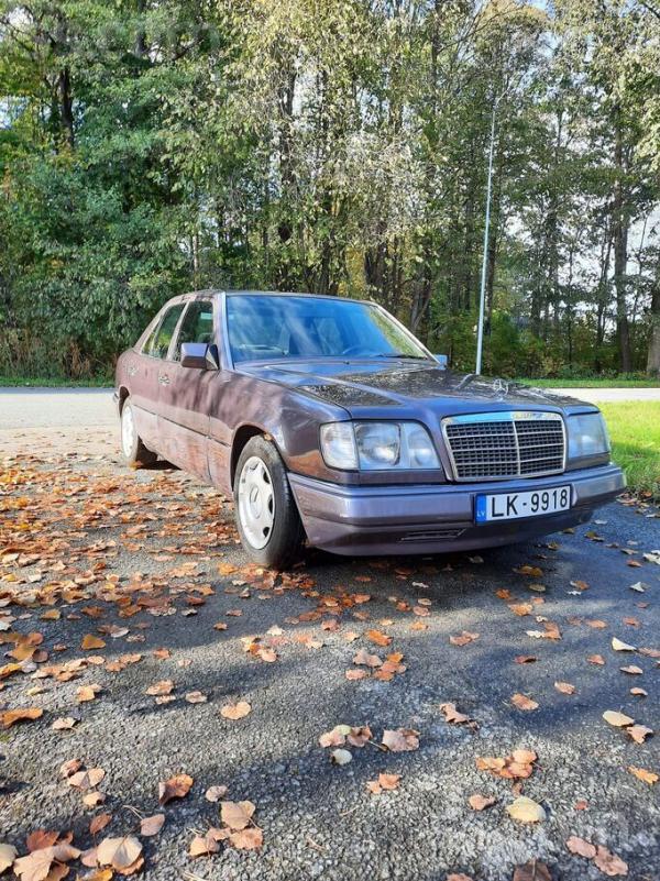 Violet Mercedes-Benz E 220 1993 in Riga, with an engine capacity of 2.20 L and mileage of 223 thousand km for 5400 €, photo 2 on AUTOMOTO.COM.LV