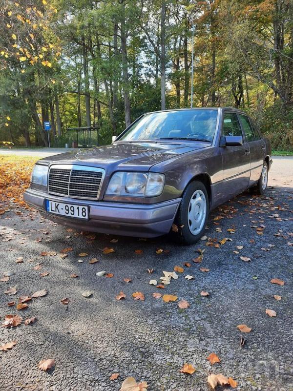 Violet Mercedes-Benz E 220 1993 in Riga, with an engine capacity of 2.20 L and mileage of 223 thousand km for 5400 €, photo 3 on AUTOMOTO.COM.LV