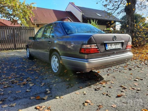 Violet Mercedes-Benz E 220 1993 in Riga, with an engine capacity of 2.20 L and mileage of 223 thousand km for 5400 €, photo 4 on AUTOMOTO.COM.LV