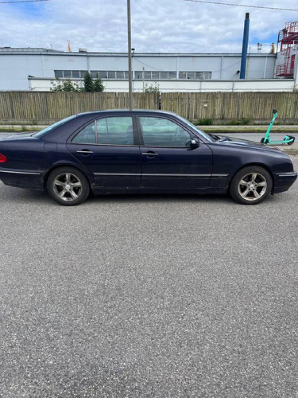 Violets Mercedes-Benz E 220 1999 Tallina, ar dzinēja tilpumu 2.10 L un nobraukumu 285 tūkst. km par 1300 €, foto 4 vietnē AUTOMOTO.COM.LV