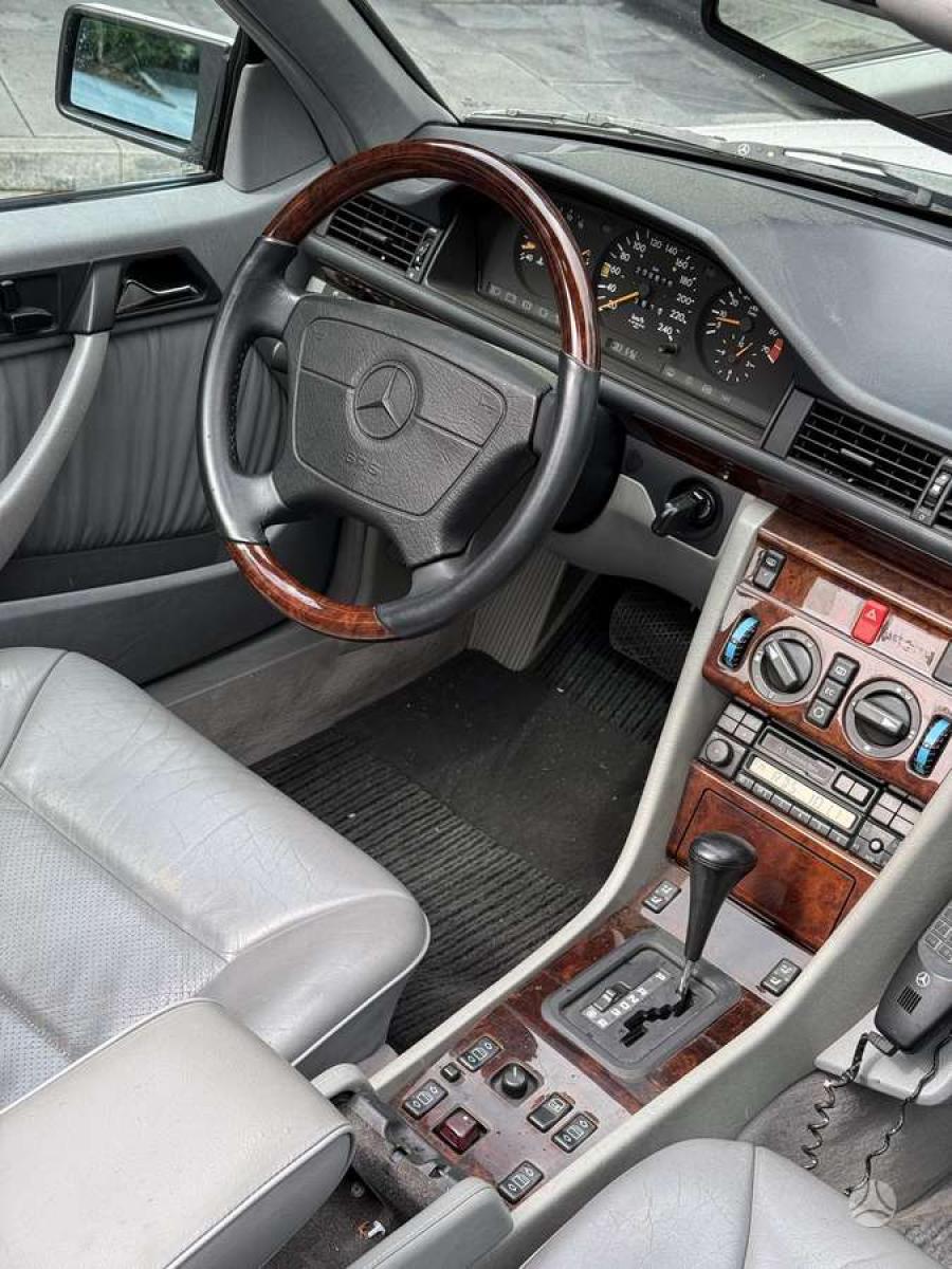 White Mercedes-Benz E 220 1996 in Riga, with an engine capacity of 2.20 L and mileage of 224 thousand km for 17200 €, photo 7 on AUTOMOTO.COM.LV