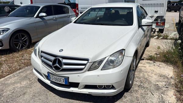 Белый Мерседес E 220 2010 в Каунас, объемом двигателя 2.14 л и пробегом 204 тыс. км за 3999 €, фото 4 на AUTOMOTO.COM.LV