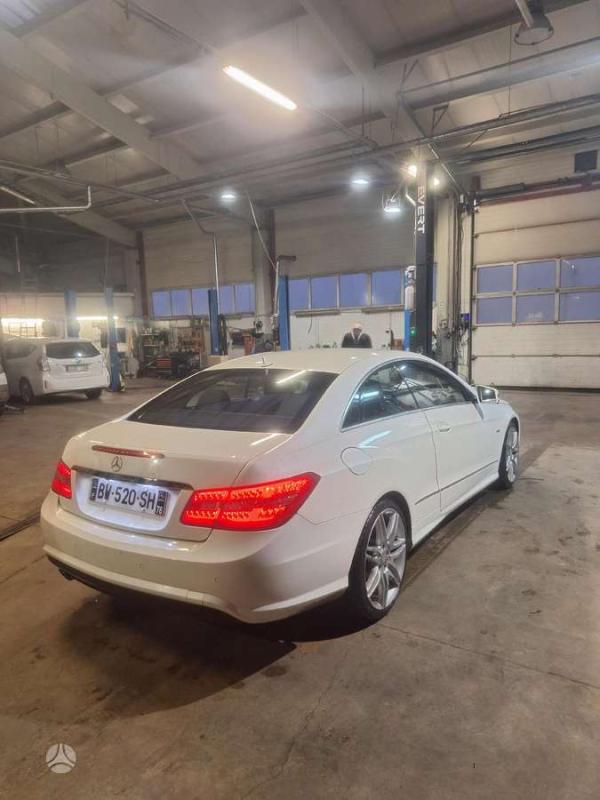 Balts Mercedes-Benz E 220 2011 Viļņa, ar dzinēja tilpumu 2.14 L un nobraukumu 149 tūkst. km par 6550 €, foto 2 vietnē AUTOMOTO.COM.LV