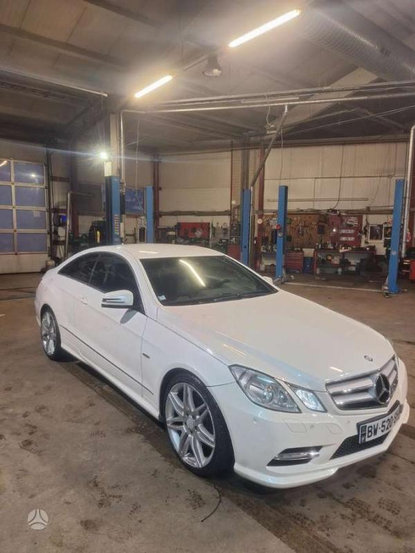 Balts Mercedes-Benz E 220 2011 Viļņa, ar dzinēja tilpumu 2.14 L un nobraukumu 149 tūkst. km par 6550 €, foto 3 vietnē AUTOMOTO.COM.LV