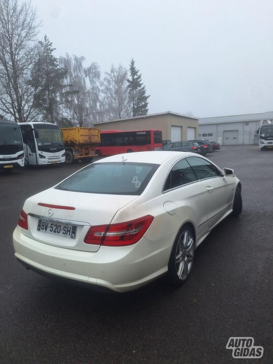 White Mercedes-Benz E 220 2011 in Vilnius, with an engine capacity of 2.10 L and mileage of 149 thousand km for 6550 €, photo 4 on AUTOMOTO.COM.LV