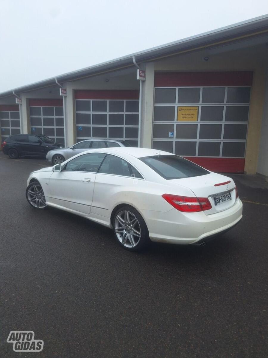 White Mercedes-Benz E 220 2011 in Vilnius, with an engine capacity of 2.10 L and mileage of 149 thousand km for 6550 €, photo 5 on AUTOMOTO.COM.LV