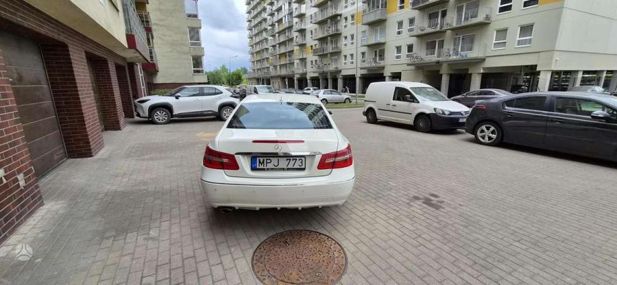 Balts Mercedes-Benz E 220 2011 Viļņa, ar dzinēja tilpumu 2.20 L un nobraukumu 309 tūkst. km par 6300 €, foto 6 vietnē AUTOMOTO.COM.LV
