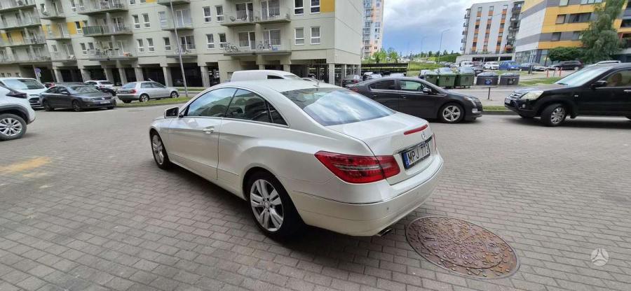 White Mercedes-Benz E 220 2011 in Vilnius, with an engine capacity of 2.14 L and mileage of 309 thousand km for 6500 €, photo 4 on AUTOMOTO.COM.LV