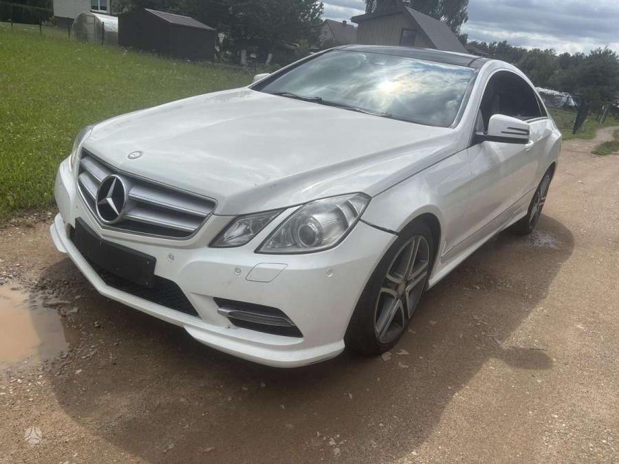 Balts Mercedes-Benz E 220 2012 Viļņa, ar dzinēja tilpumu 2.14 L un nobraukumu 168 tūkst. km par 3300 €, foto 1 vietnē AUTOMOTO.COM.LV
