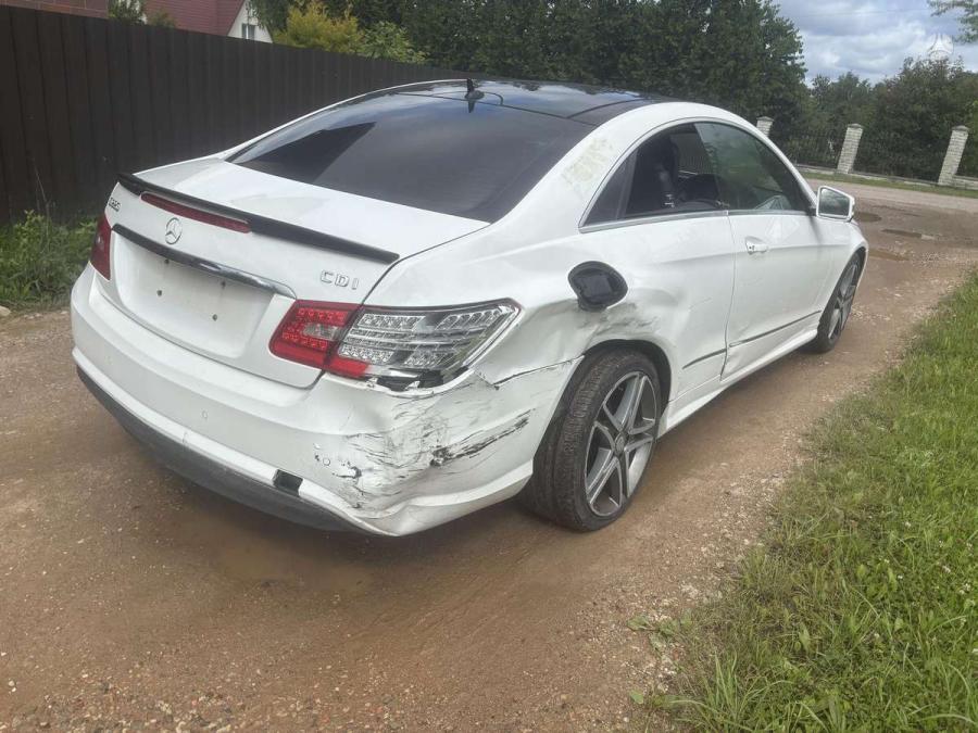 Balts Mercedes-Benz E 220 2012 Viļņa, ar dzinēja tilpumu 2.14 L un nobraukumu 168 tūkst. km par 3300 €, foto 5 vietnē AUTOMOTO.COM.LV