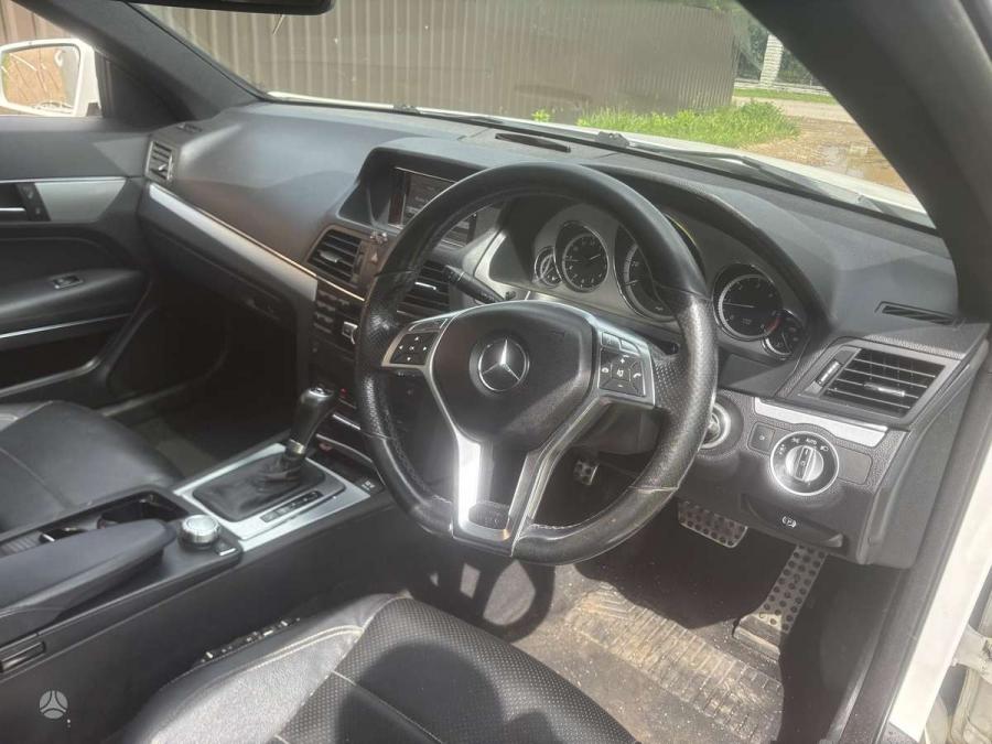 Balts Mercedes-Benz E 220 2012 Viļņa, ar dzinēja tilpumu 2.14 L un nobraukumu 168 tūkst. km par 3300 €, foto 6 vietnē AUTOMOTO.COM.LV