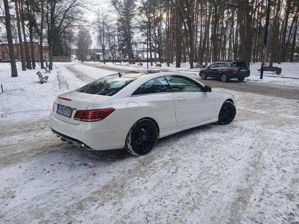 White Mercedes-Benz E 220 2013 in Alytus, with an engine capacity of 2.14 L and mileage of 278 thousand km for 12750 €, photo 5 on AUTOMOTO.COM.LV