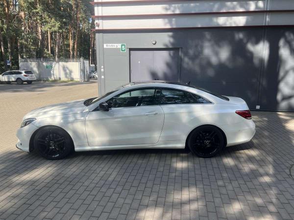 Мерседес E 220 2013 в Алитус на AUTOMOTO.COM.LV Белый Мерседес E 220 2013 в Алитус, объемом двигателя 2.14 л и пробегом 287 тыс. км за 11250 €, фото 5 на AUTOMOTO.COM.LV