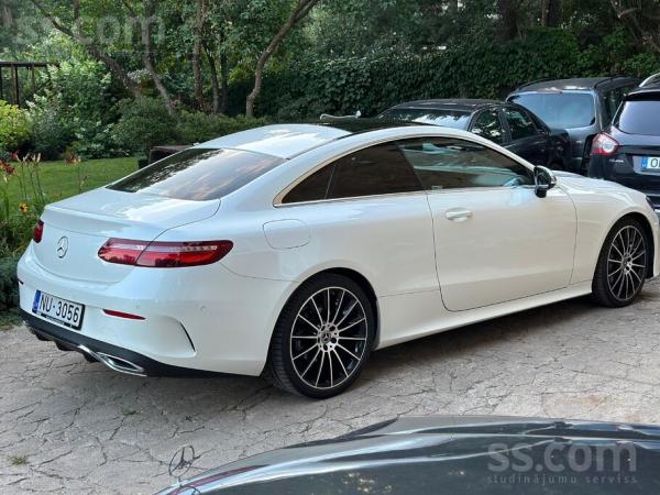 White Mercedes-Benz E 220 2018 in Riga, with an engine capacity of 2.00 L and mileage of 127 thousand km for 27900 €, photo 4 on AUTOMOTO.COM.LV
