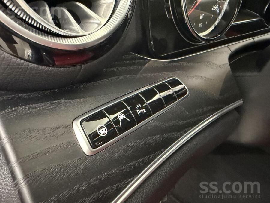 White Mercedes-Benz E 220 2018 in Riga, with an engine capacity of 2.00 L and mileage of 136 thousand km for 24990 €, photo 13 on AUTOMOTO.COM.LV