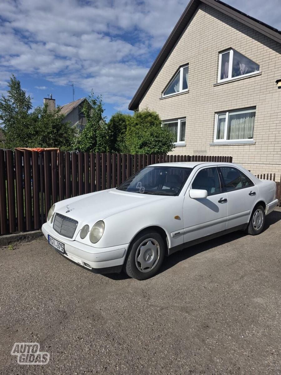 White Mercedes-Benz E 220 1995 in Marijampole, with an engine capacity of 2.20 L and mileage of 448 thousand km for 850 €, photo 1 on AUTOMOTO.COM.LV