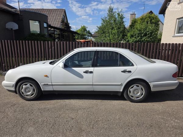 White Mercedes-Benz E 220 1995 in Marijampole, with an engine capacity of 2.20 L and mileage of 448 thousand km for 850 €, photo 2 on AUTOMOTO.COM.LV
