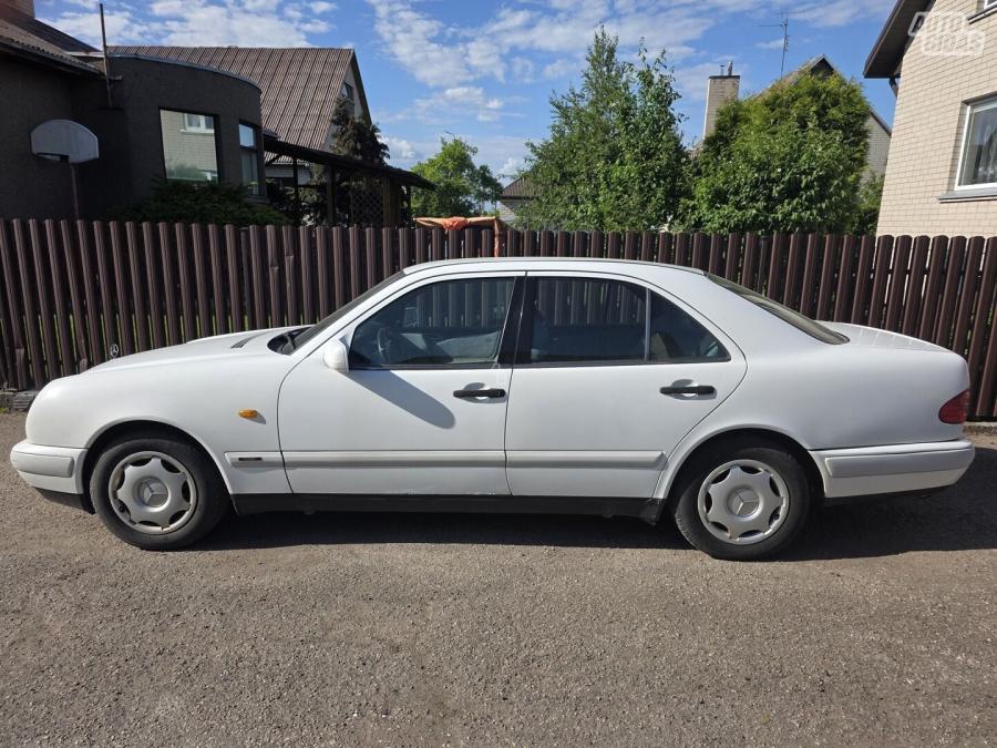 White Mercedes-Benz E 220 1995 in Marijampole, with an engine capacity of 2.20 L and mileage of 448 thousand km for 850 €, photo 3 on AUTOMOTO.COM.LV