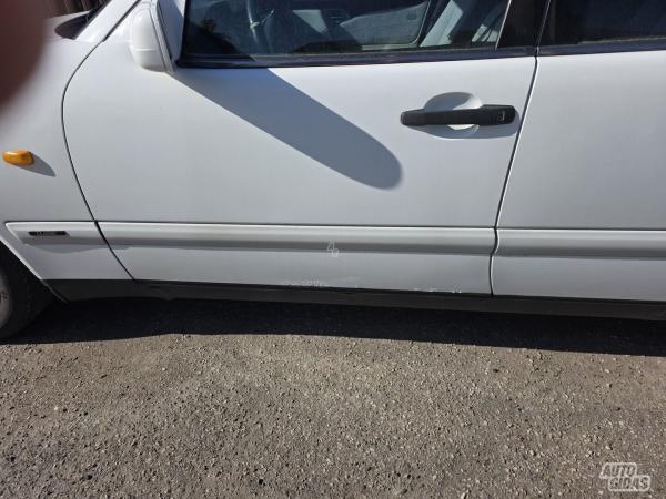 White Mercedes-Benz E 220 1995 in Marijampole, with an engine capacity of 2.20 L and mileage of 448 thousand km for 850 €, photo 3 on AUTOMOTO.COM.LV