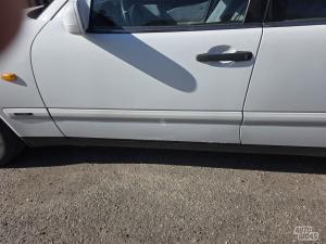 White Mercedes-Benz E 220 1995 in Marijampole, with an engine capacity of 2.20 L and mileage of 448 thousand km for 850 €, photo 4 on AUTOMOTO.COM.LV
