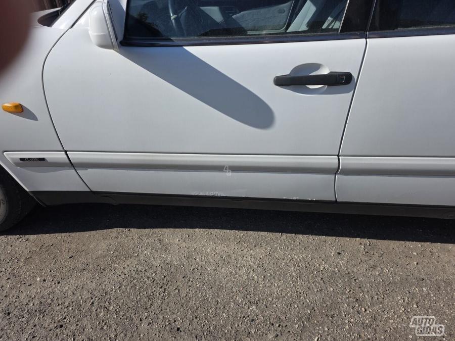 White Mercedes-Benz E 220 1995 in Marijampole, with an engine capacity of 2.20 L and mileage of 448 thousand km for 850 €, photo 4 on AUTOMOTO.COM.LV