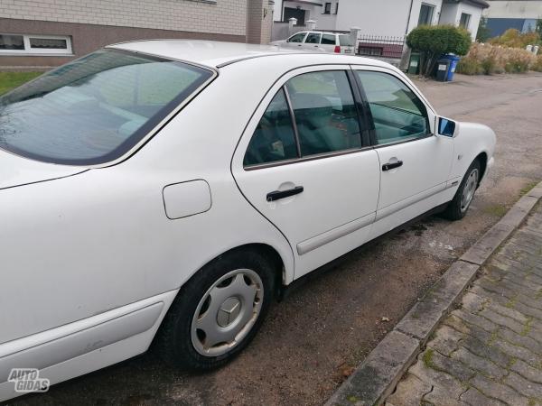 White Mercedes-Benz E 220 1995 in Marijampole, with an engine capacity of 2.20 L and mileage of 448 thousand km for 850 €, photo 4 on AUTOMOTO.COM.LV