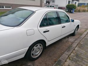 White Mercedes-Benz E 220 1995 in Marijampole, with an engine capacity of 2.20 L and mileage of 448 thousand km for 850 €, photo 5 on AUTOMOTO.COM.LV