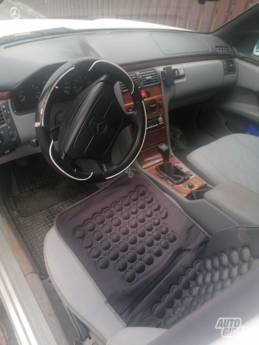 White Mercedes-Benz E 220 1995 in Marijampole, with an engine capacity of 2.20 L and mileage of 448 thousand km for 850 €, photo 6 on AUTOMOTO.COM.LV